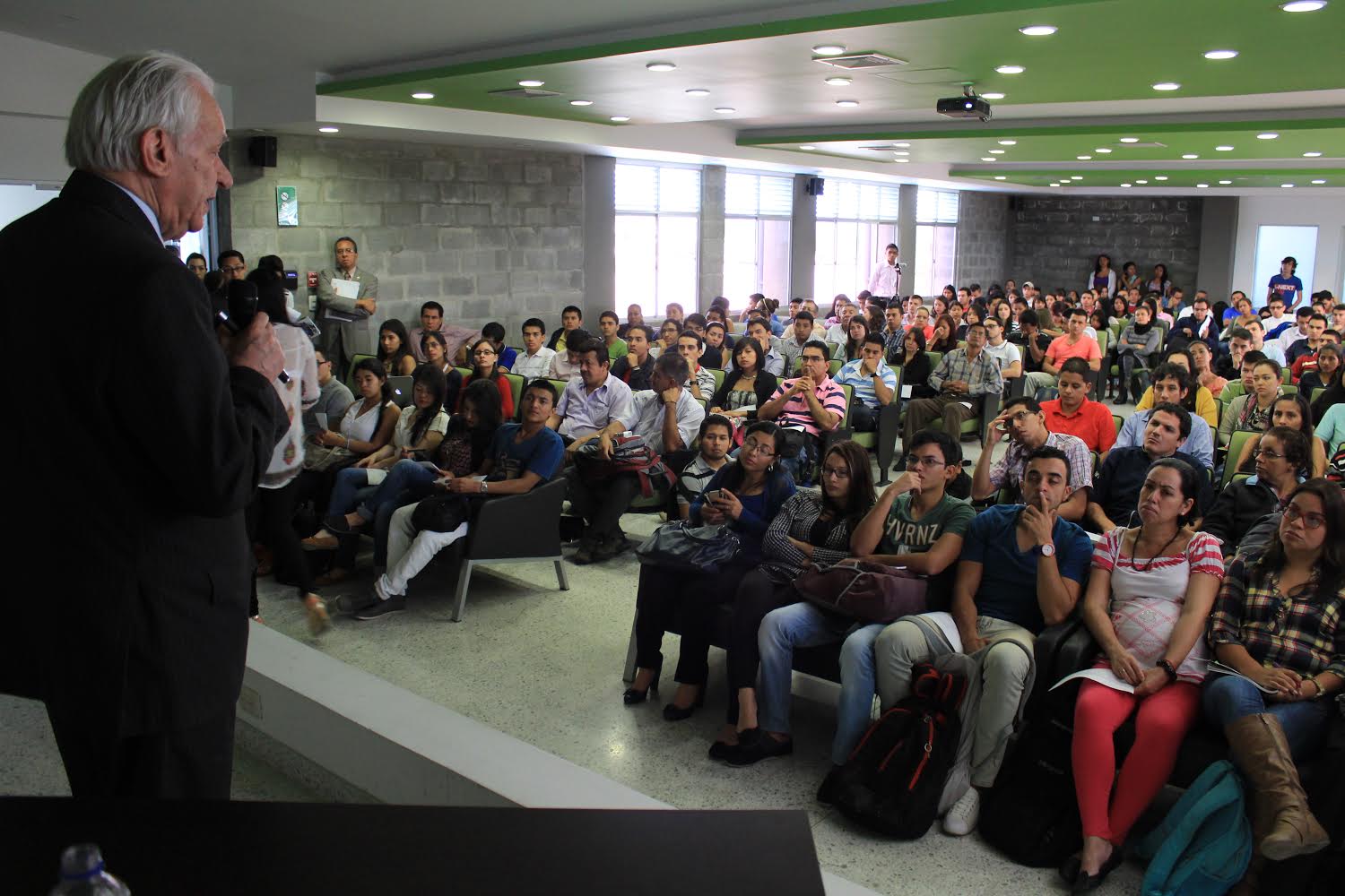 Jorge Reynolds, a renowned Colombian researcher visited the University ...